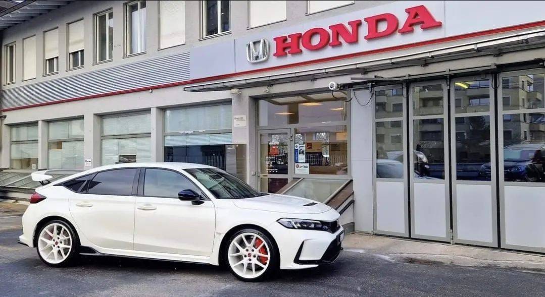Championship White FL5 Civic Type R w/ paint matched spoiler wing and ...