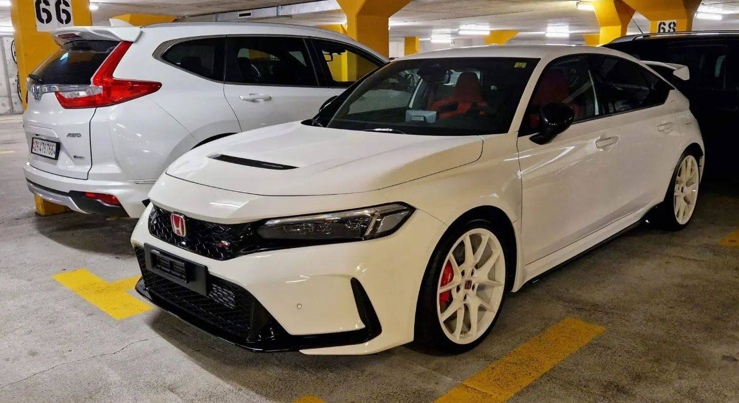 Championship White FL5 Civic Type R w/ paint matched spoiler wing and ...